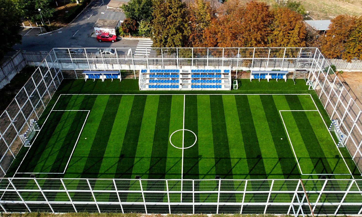 Care sunt costurile amenajării unui teren de fotbal cu gazon sintetic